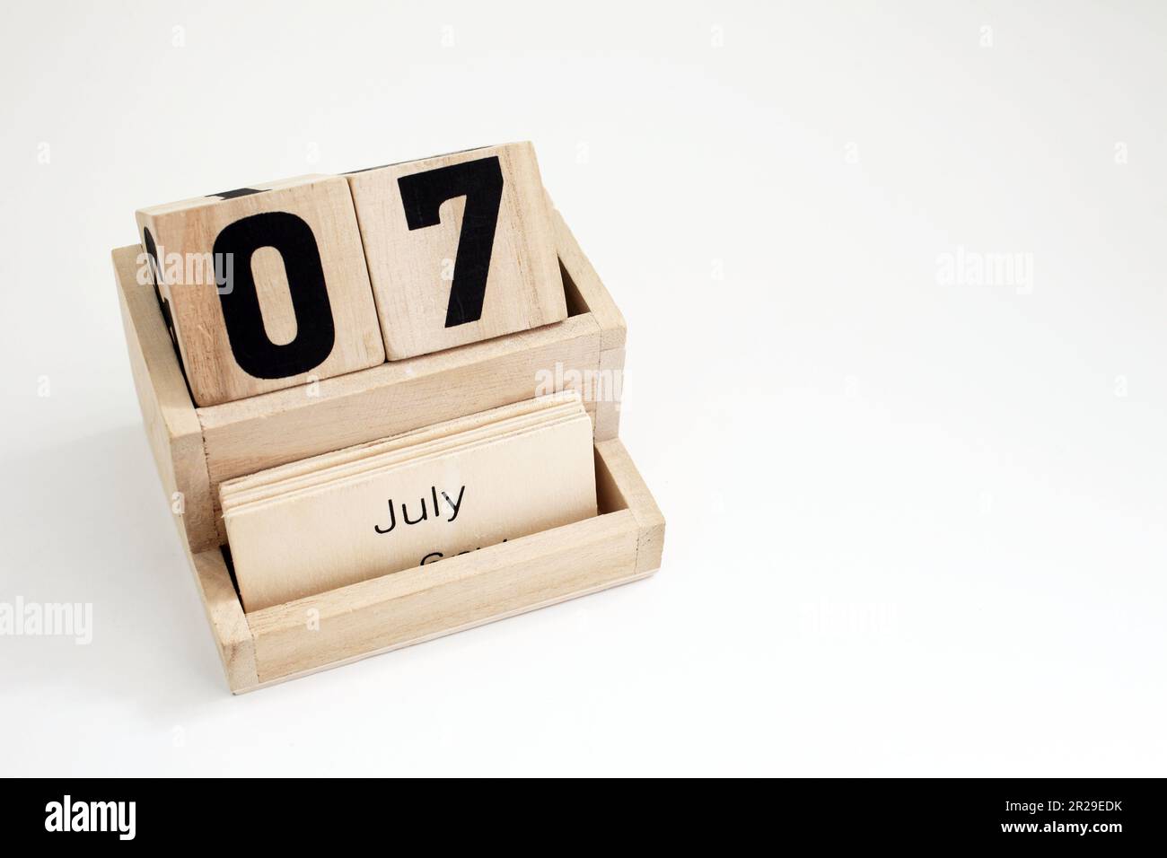 Wooden perpetual calendar showing the 7th of July Stock Photo - Alamy