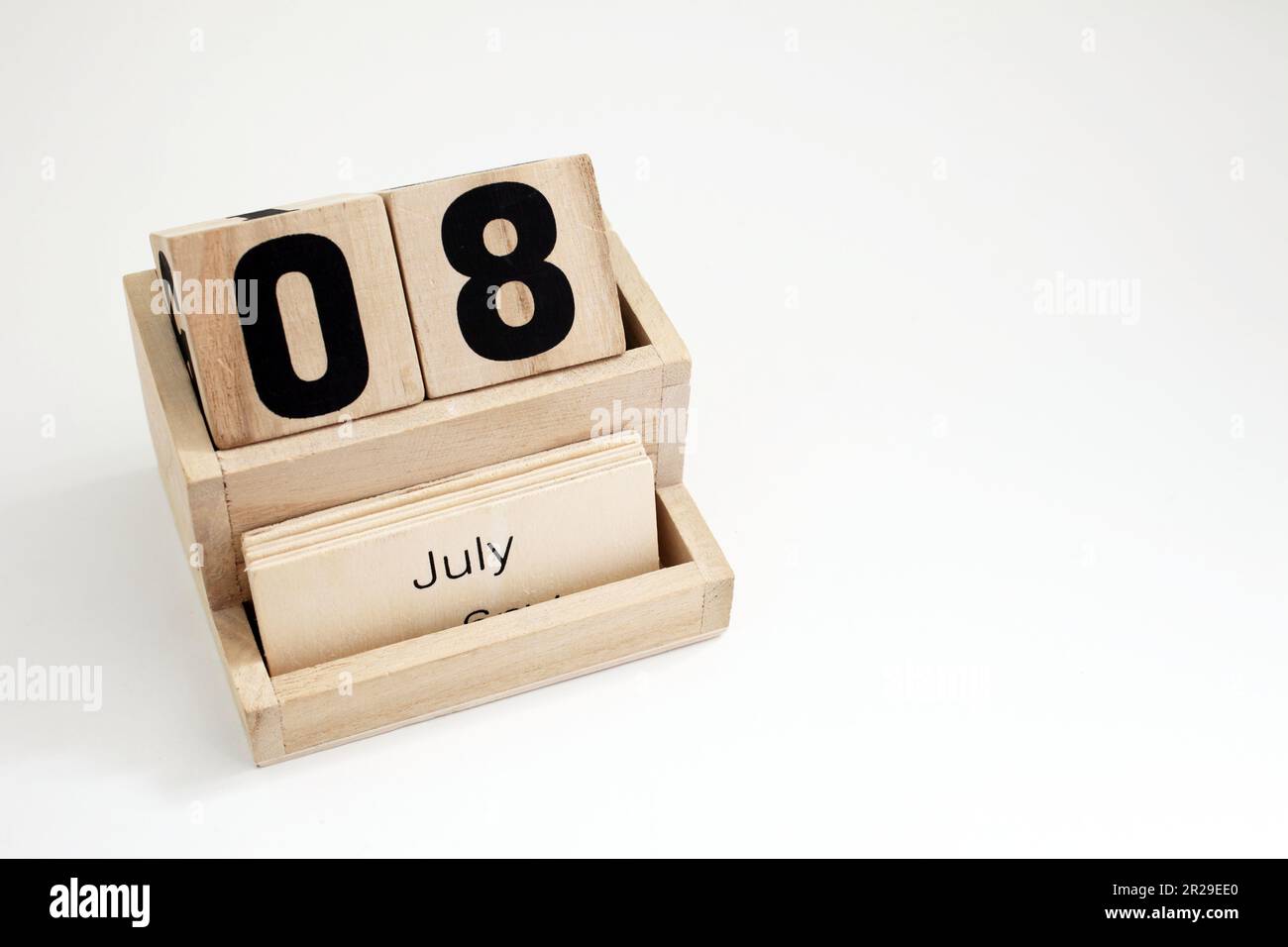 Wooden perpetual calendar showing the 8th of July Stock Photo - Alamy