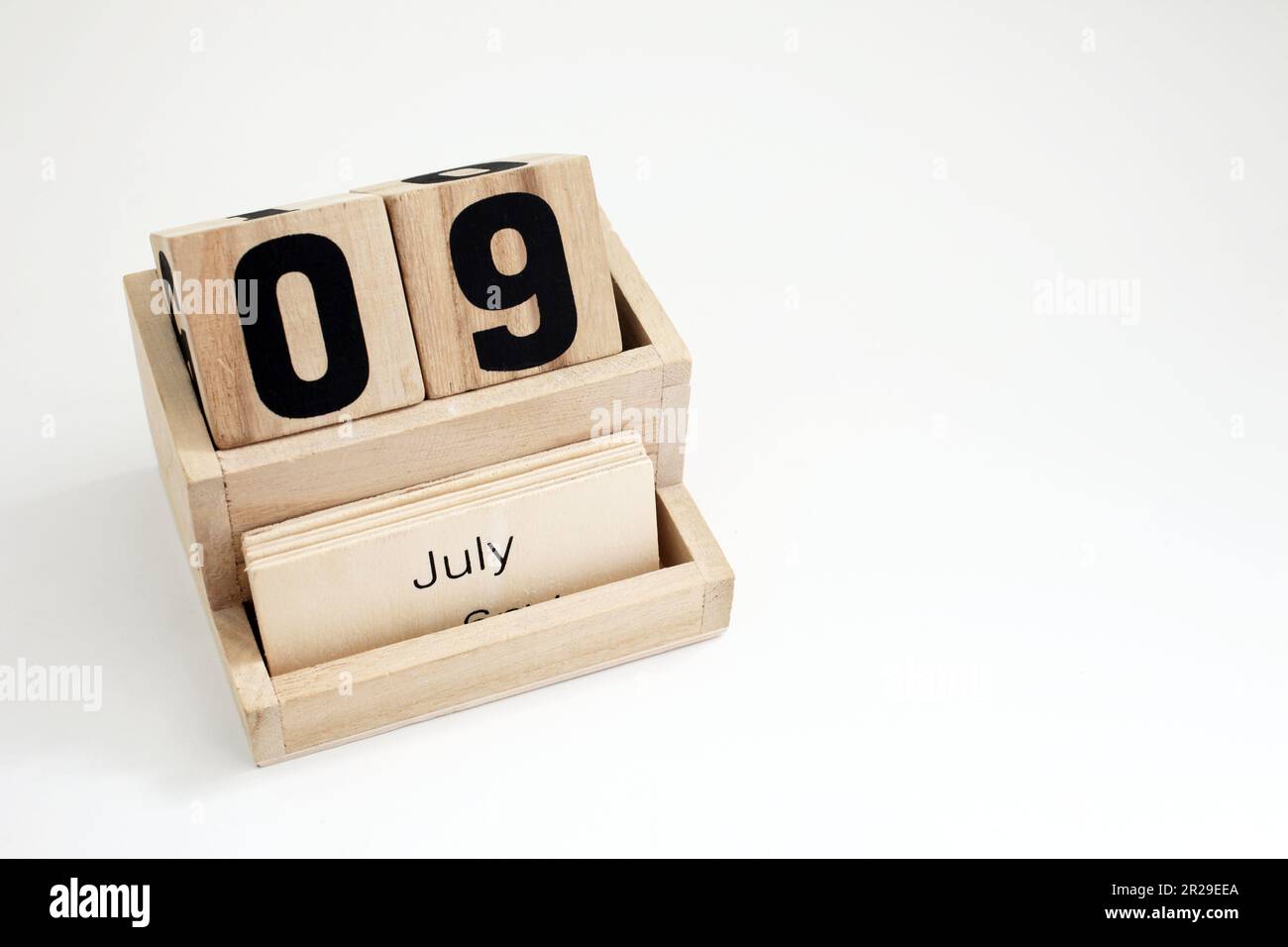 Wooden perpetual calendar showing the 9th of July Stock Photo - Alamy