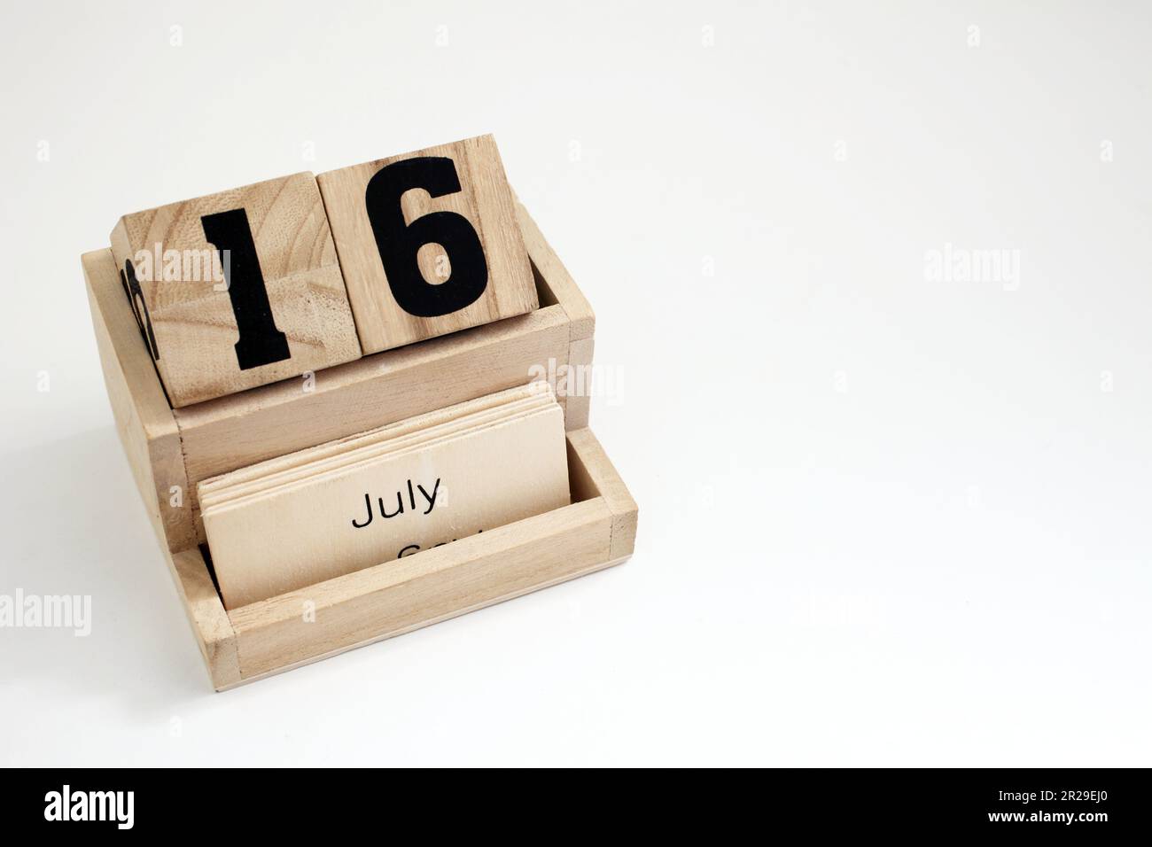 Wooden perpetual calendar showing the 16th of July Stock Photo - Alamy