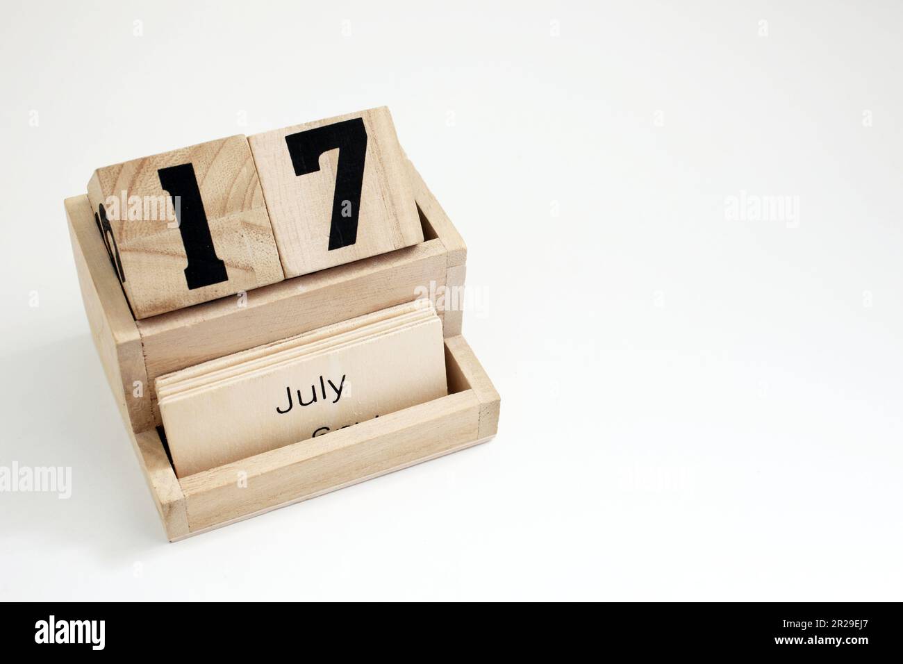 Wooden perpetual calendar showing the 17th of July Stock Photo - Alamy