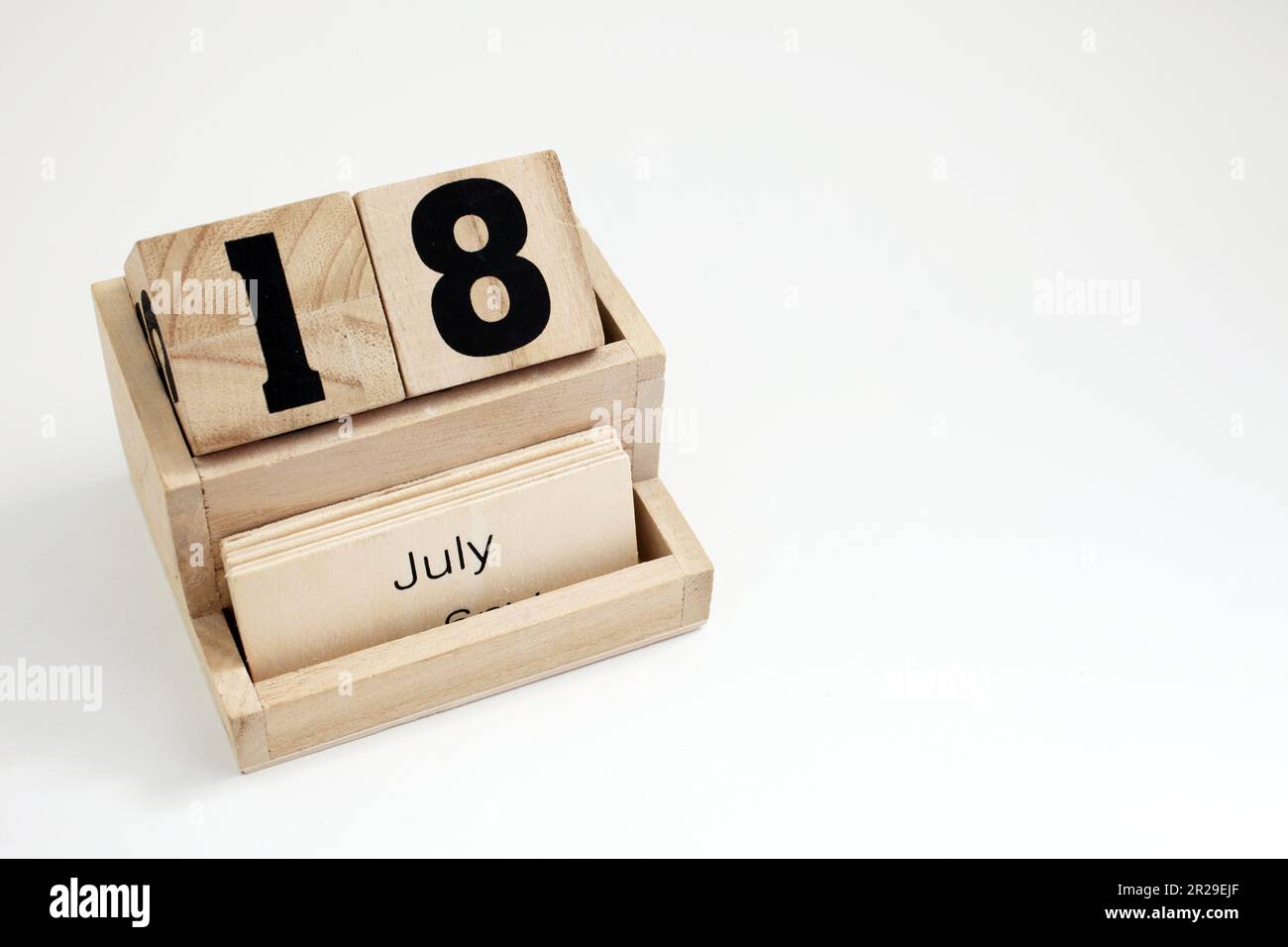 Wooden perpetual calendar showing the 18th of July Stock Photo - Alamy