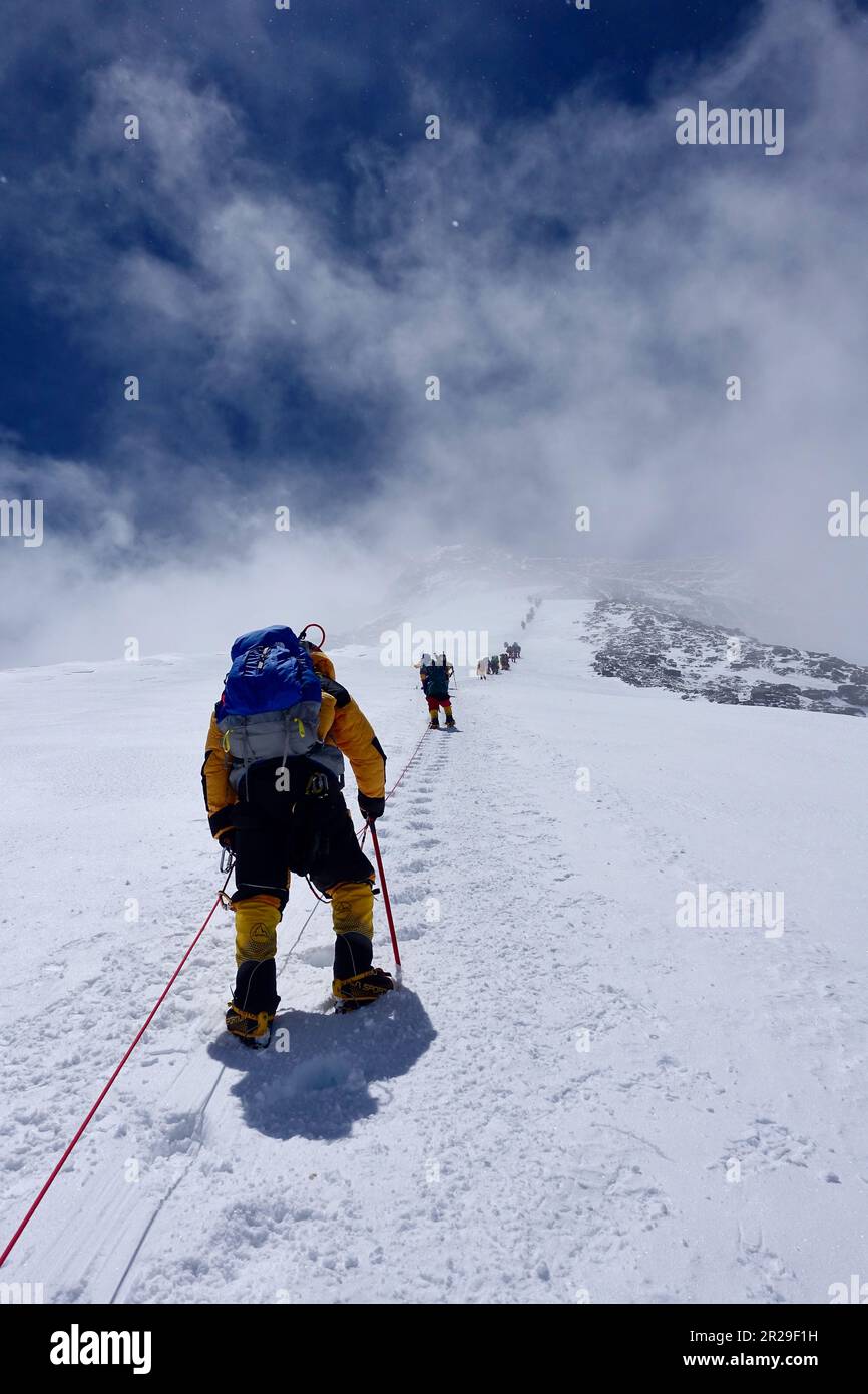Climbers en route to the summit, Everest North side Stock Photo - Alamy