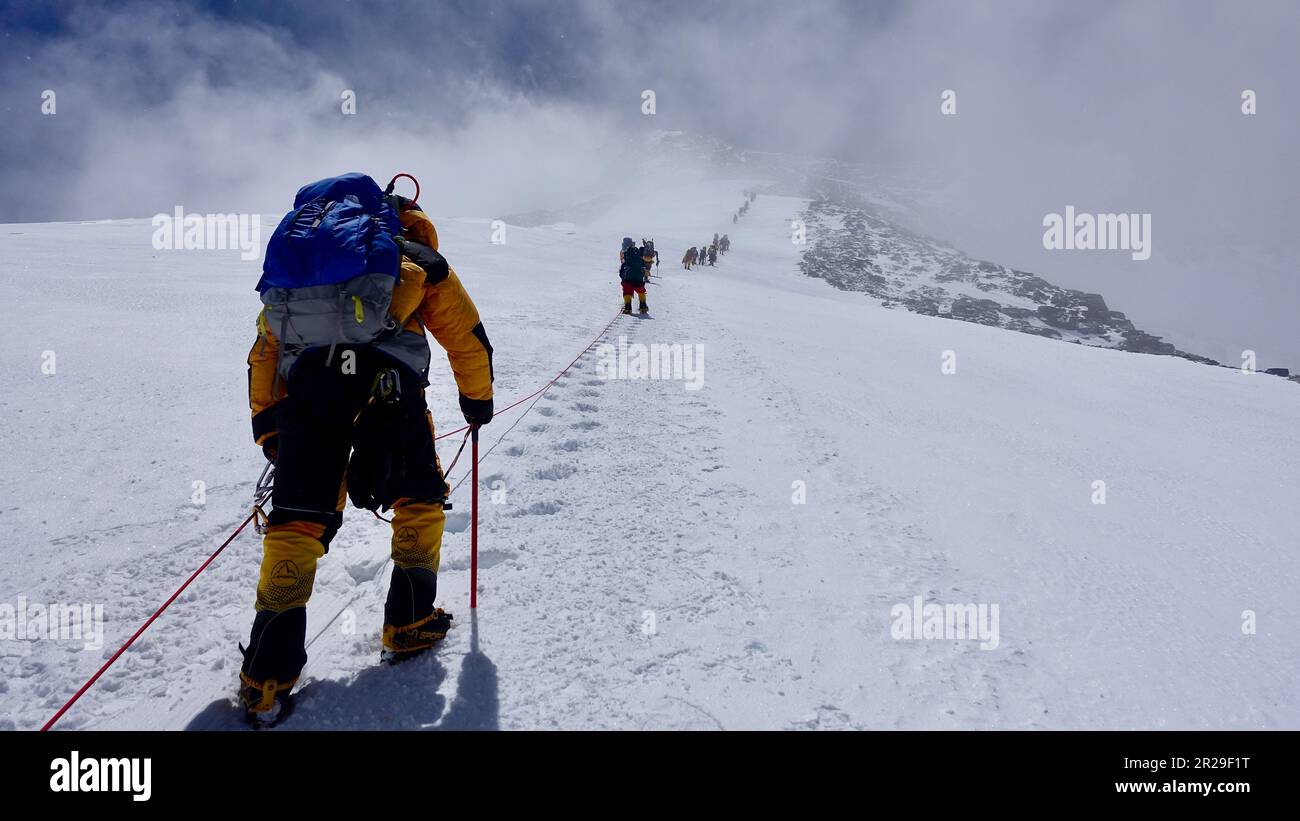 Climbers en route to the summit, Everest North side Stock Photo - Alamy