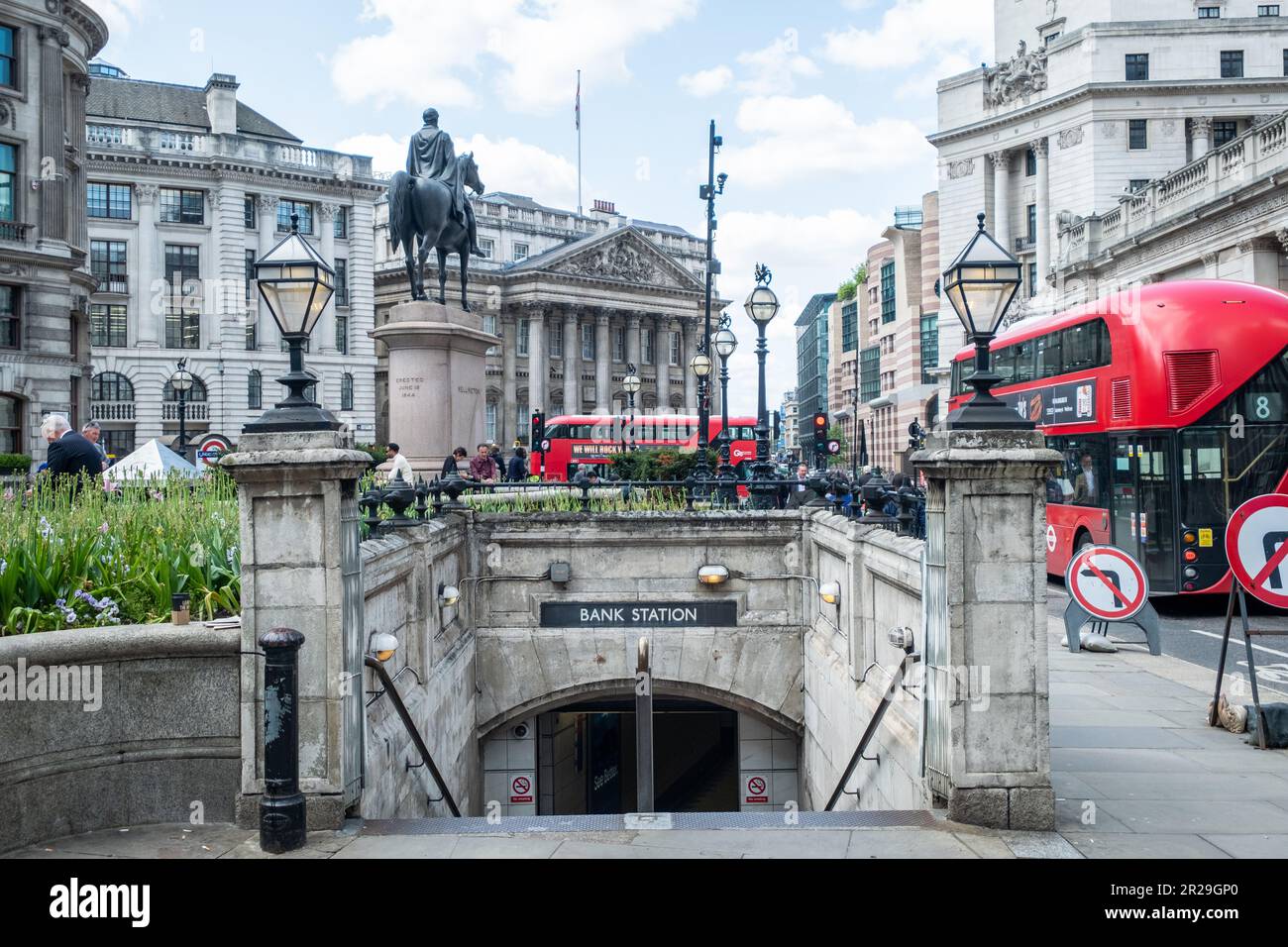 Bank underground station in london hi-res stock photography and images ...