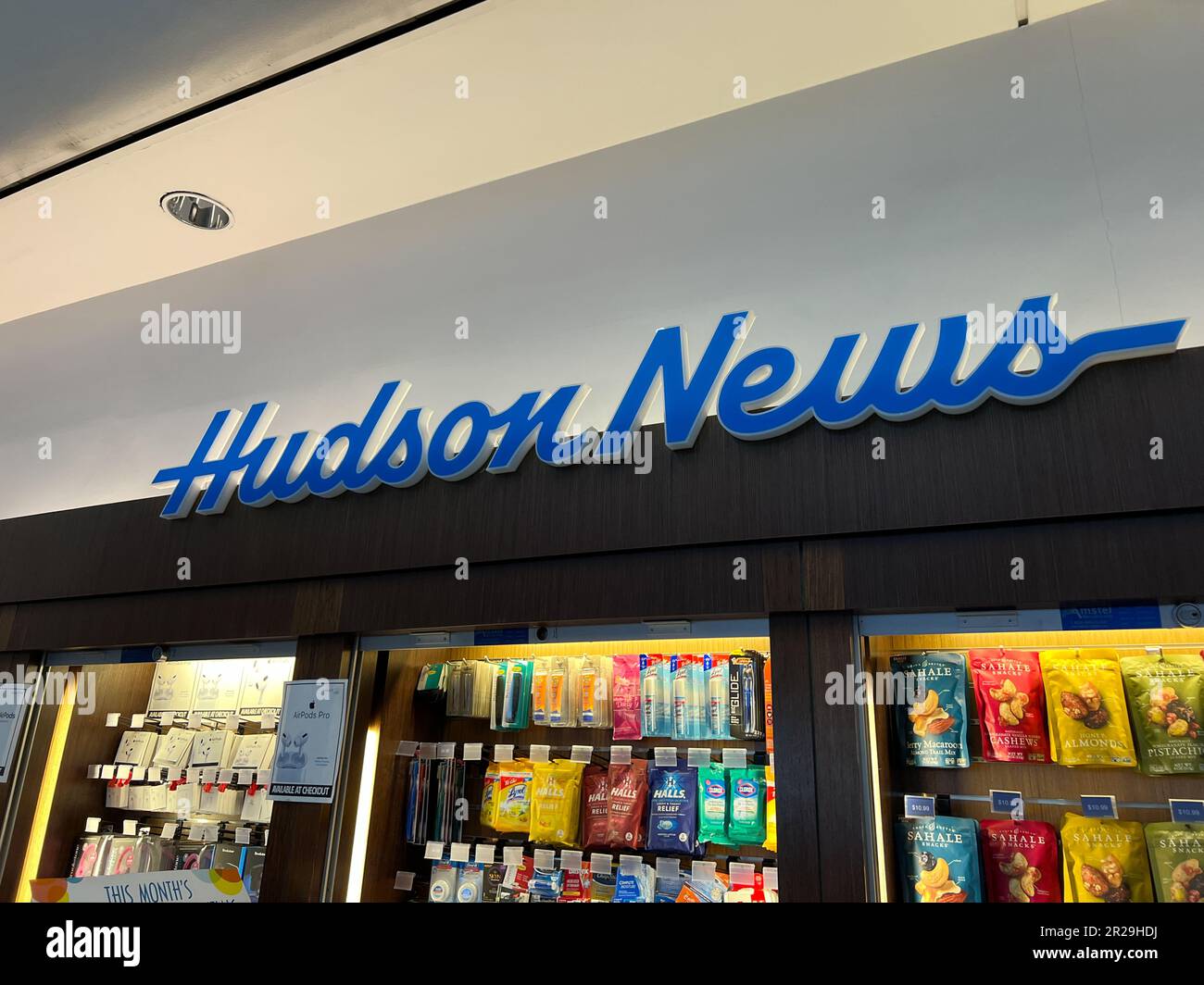 Facade of Hudson News newstand at SFO (San Francisco International ...