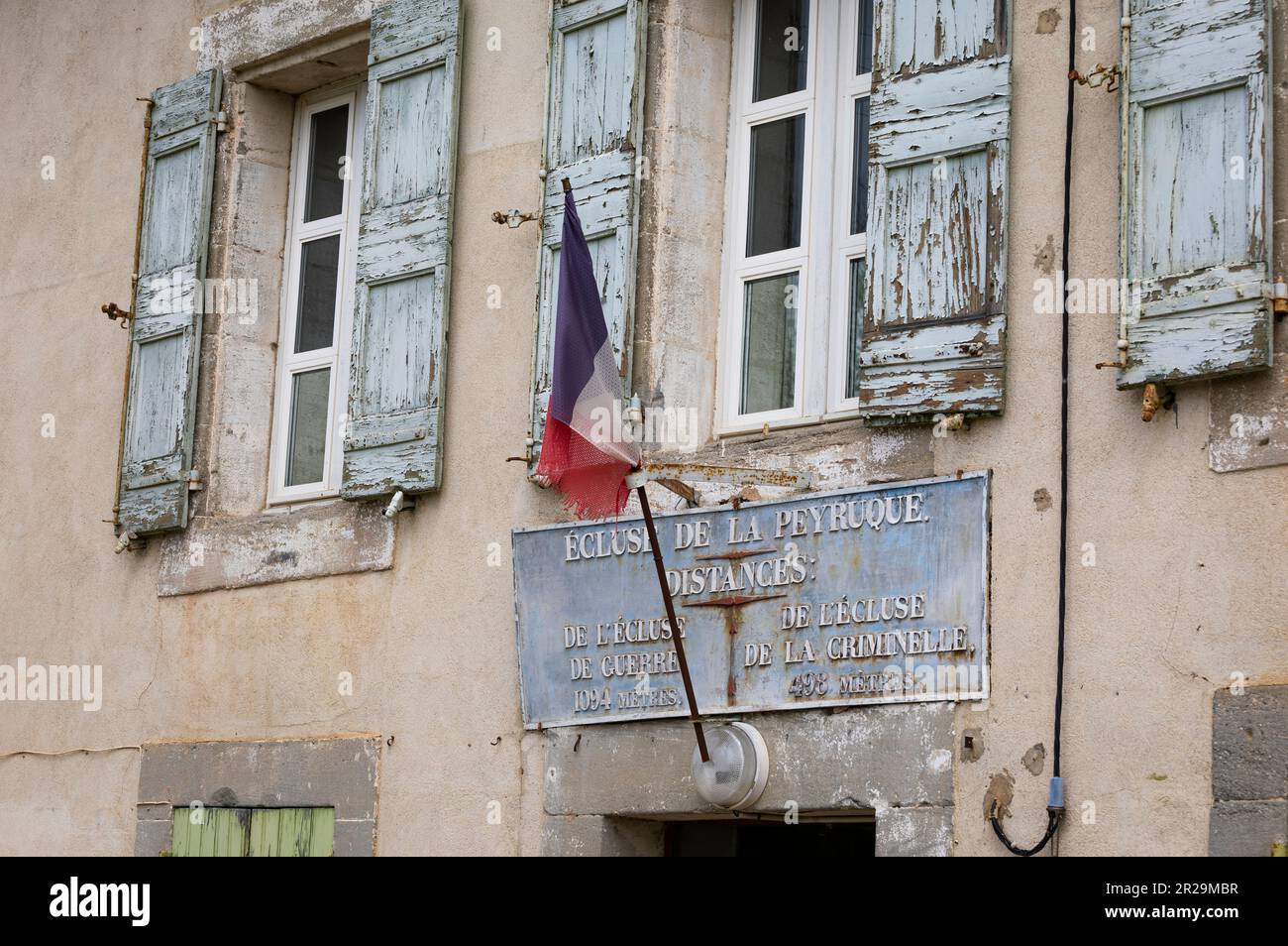 Sluice House lock "Écluse de la Peyruque" with French flag at Canal du ...
