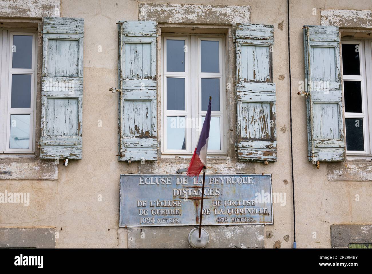 Sluice House lock "Écluse de la Peyruque" with French flag at Canal du ...