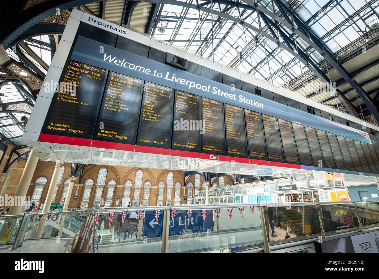 Liverpool street underground station hi-res stock photography and ...