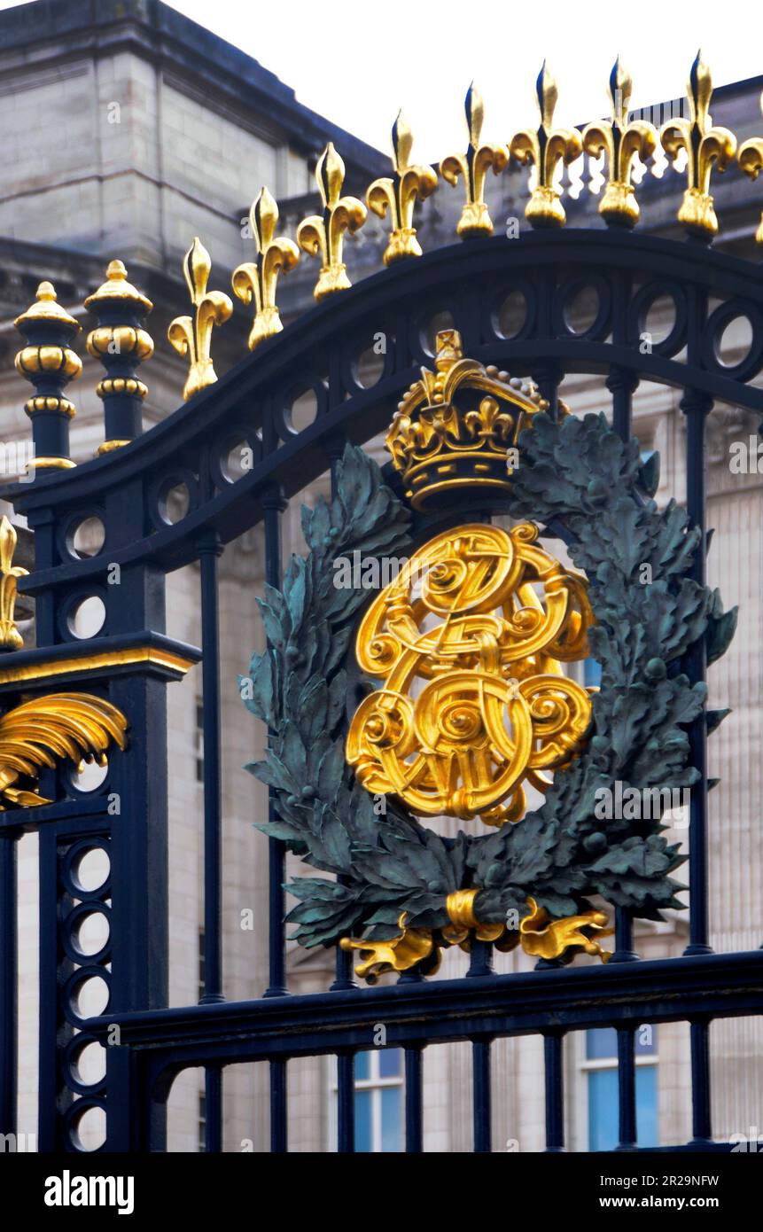 Wrought iron gates buckingham hi-res stock photography and images - Alamy