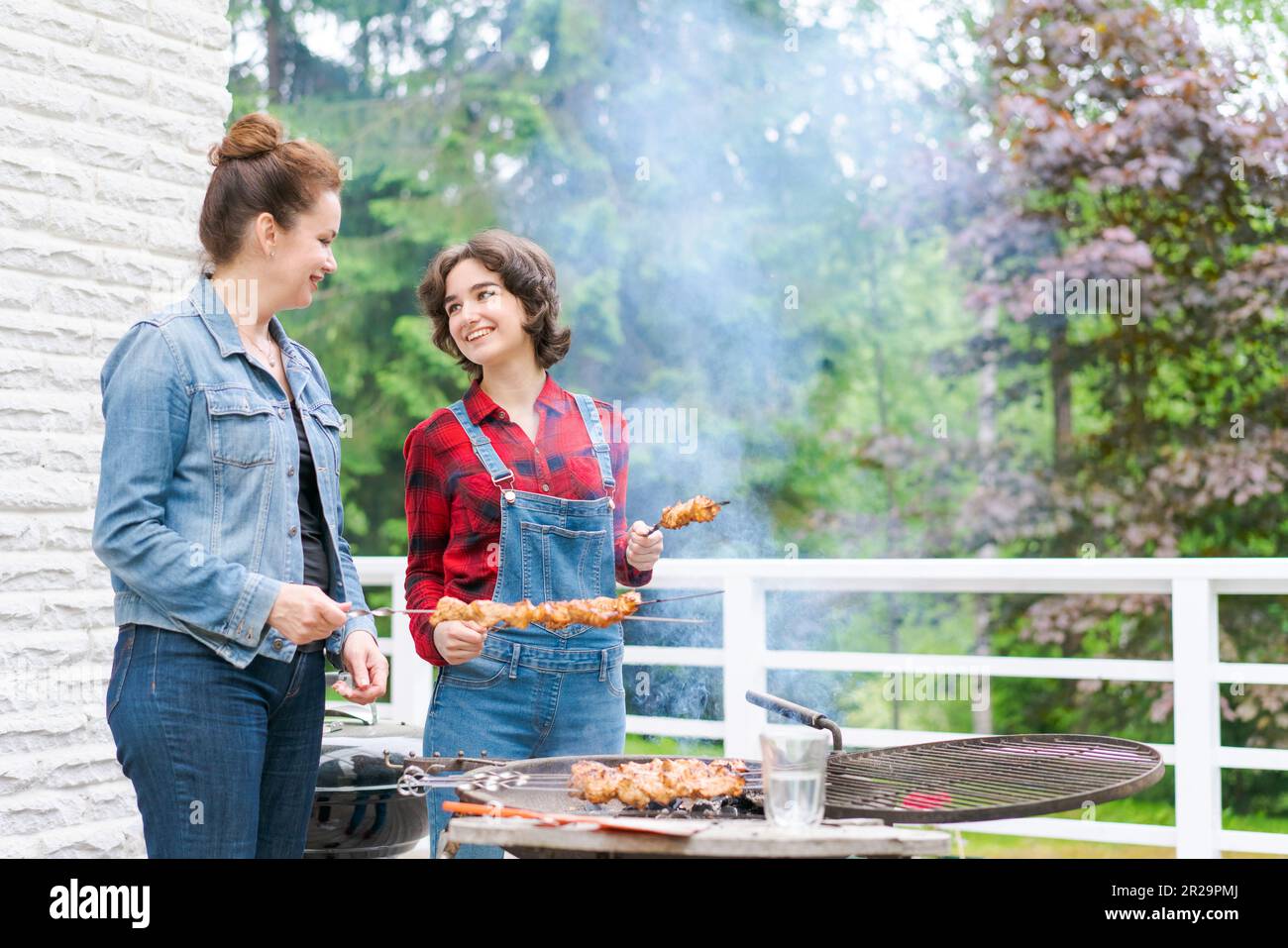 Indian mom and daughter cooking hi-res stock photography and images - Alamy