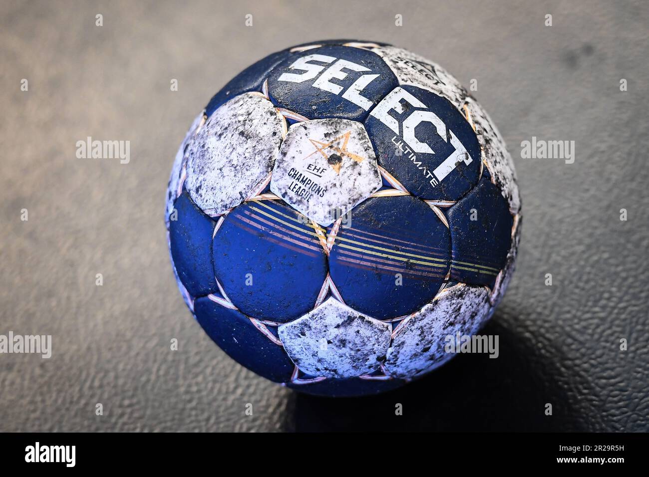 Ballon de handball hi-res stock photography and images - Alamy