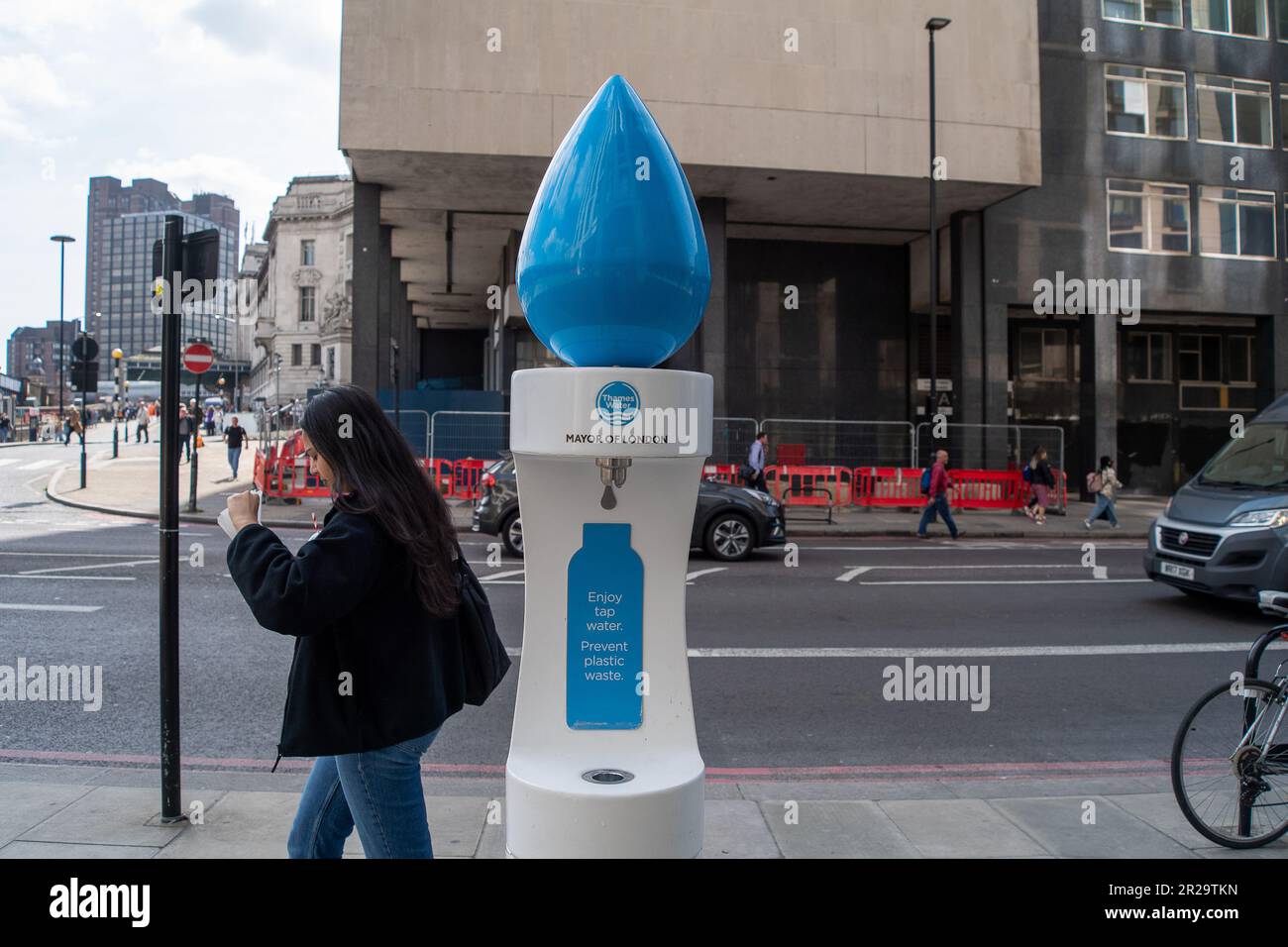 Water fountains refill bottles hi-res stock photography and images - Alamy