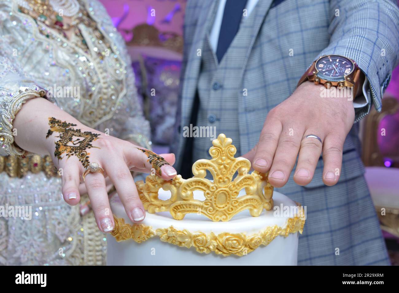 A moroccan wedding couple hands Stock Photo - Alamy