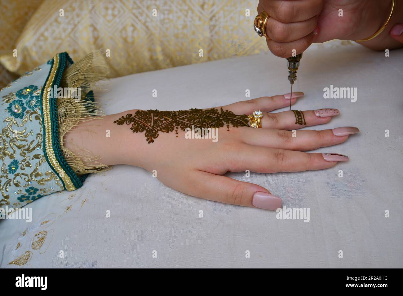 Morocco henna ceremony moroccan bride hi-res stock photography and ...