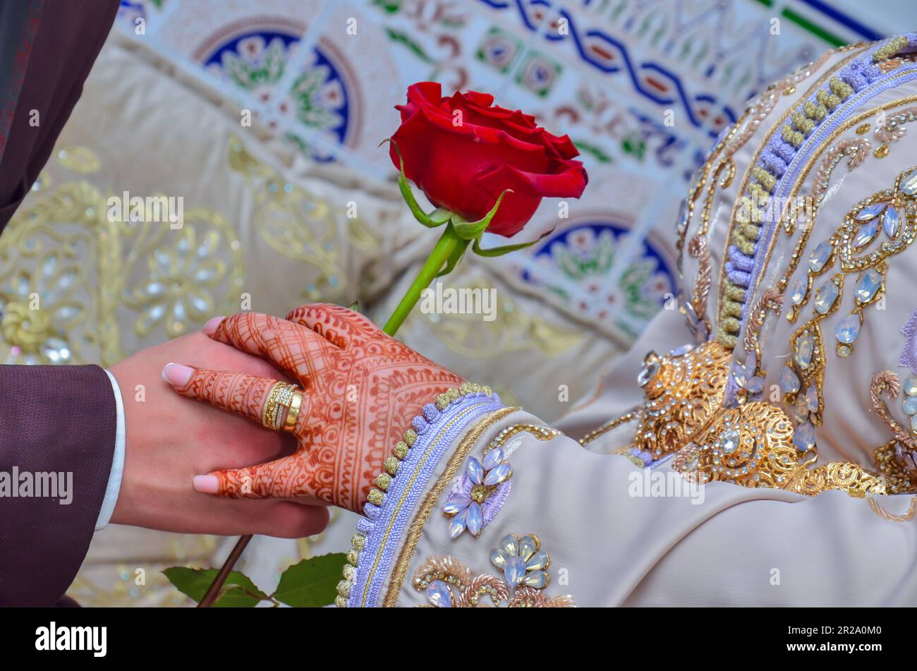 A moroccan wedding couple hands Stock Photo - Alamy