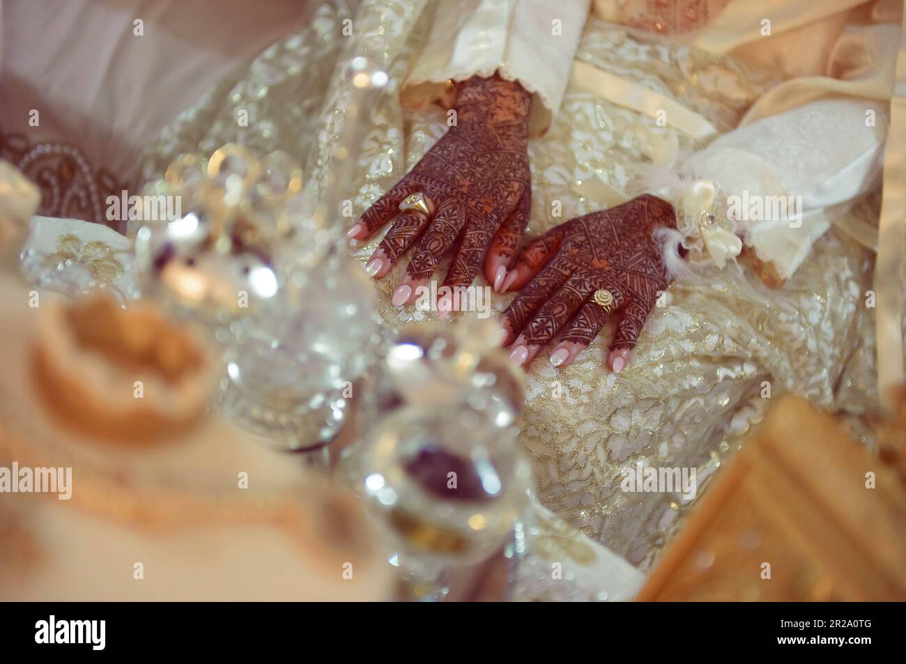 Moroccan woman with traditional henna painted hands Stock Photo - Alamy