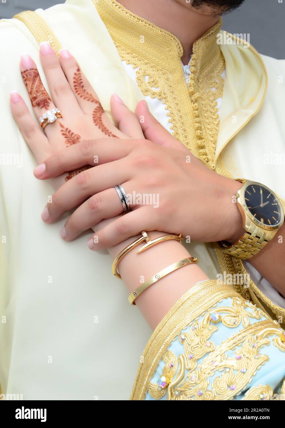 A moroccan wedding couple hands Stock Photo - Alamy