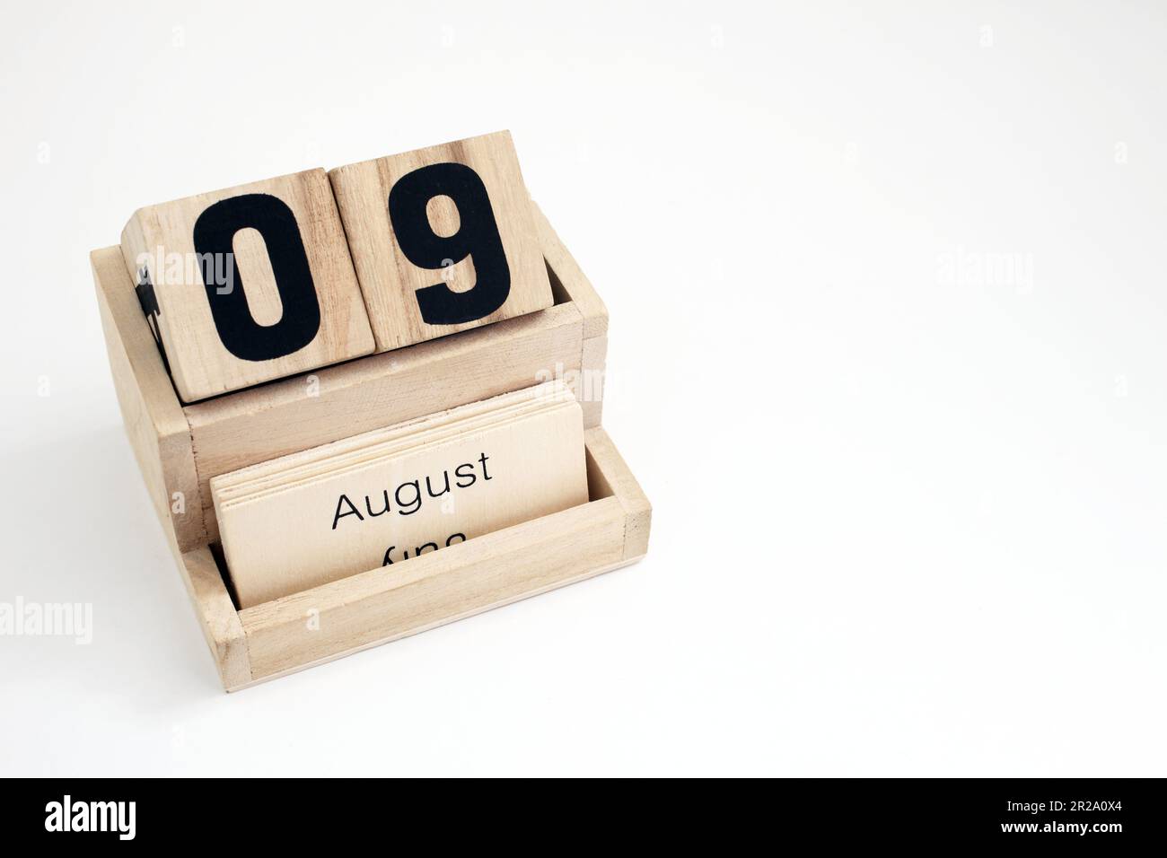 Wooden perpetual calendar showing the 9th of August Stock Photo - Alamy