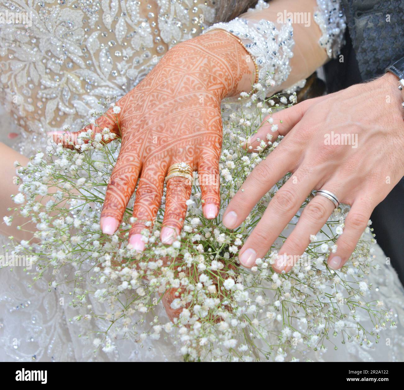 A moroccan wedding couple hands Stock Photo - Alamy