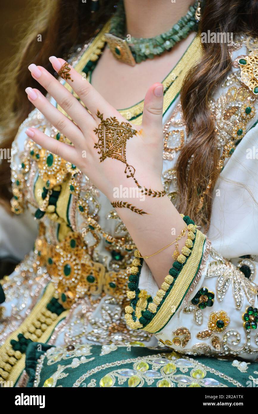 Moroccan woman with traditional henna painted hands Stock Photo - Alamy