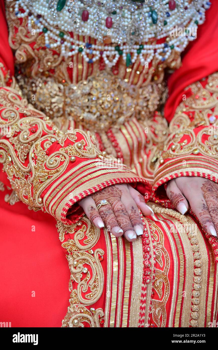 Moroccan hands hi-res stock photography and images - Alamy