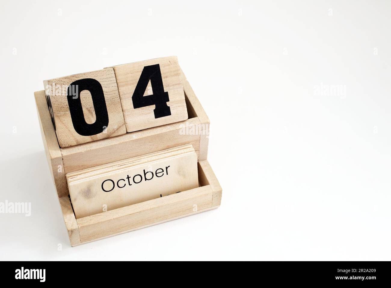 Wooden perpetual calendar showing the 4th of October Stock Photo - Alamy