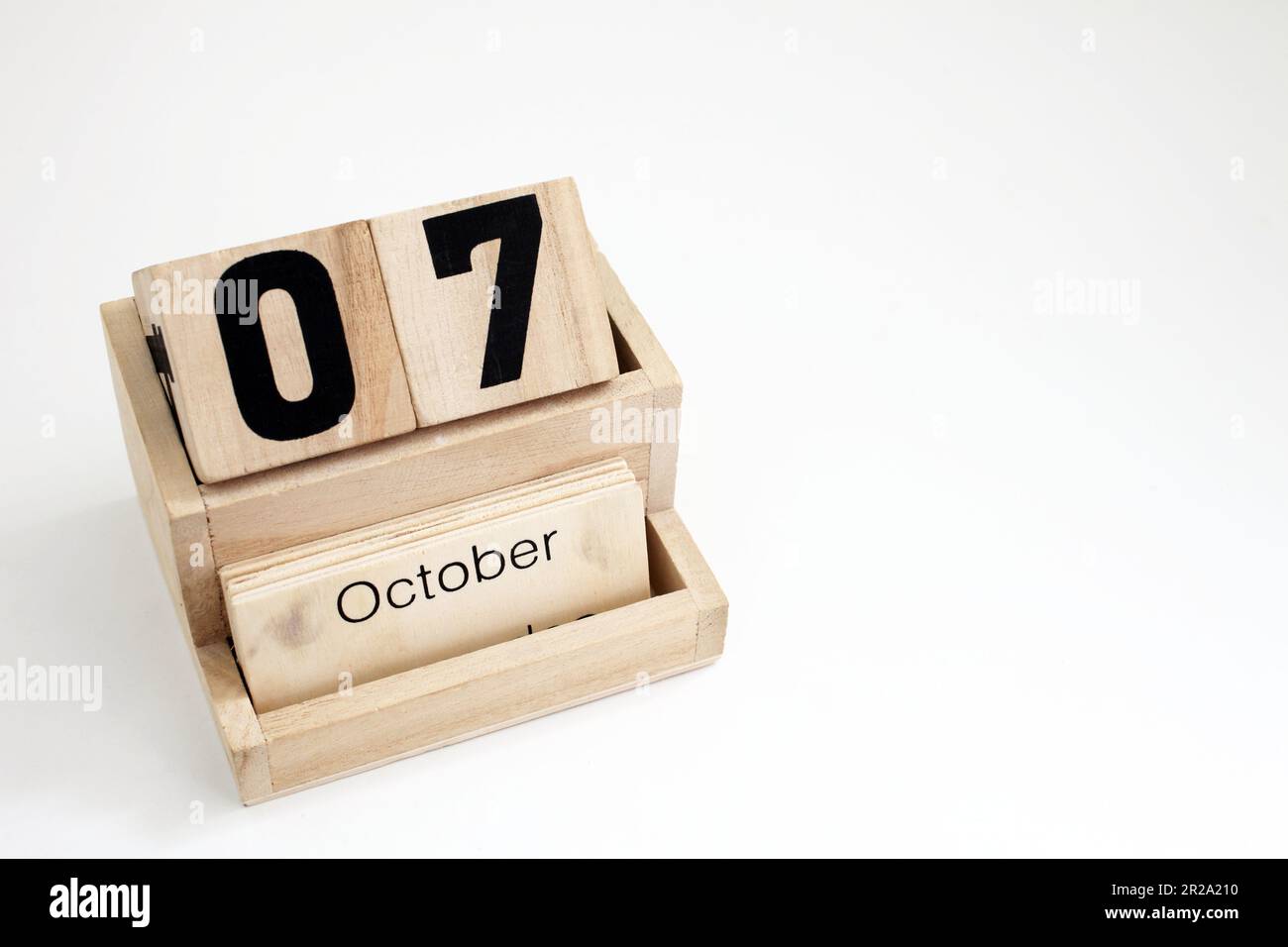 Wooden perpetual calendar showing the 7th of October Stock Photo - Alamy