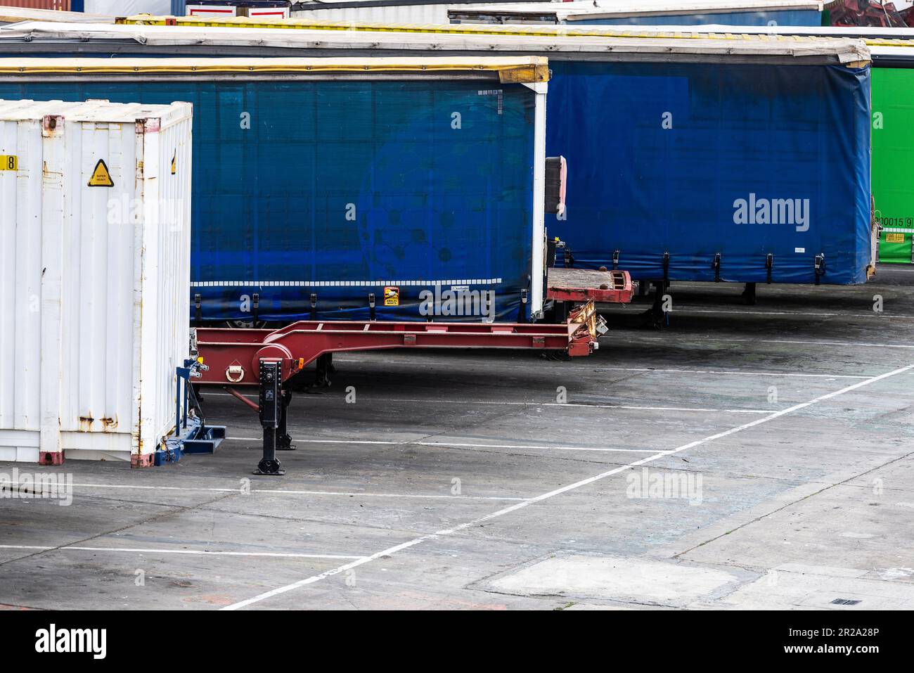 Truck loading dock parking lot hi-res stock photography and images - Alamy