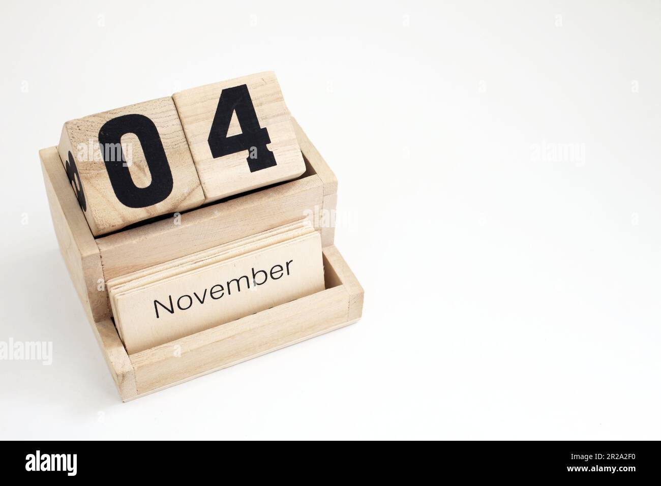 Wooden perpetual calendar showing the 4th of November Stock Photo - Alamy