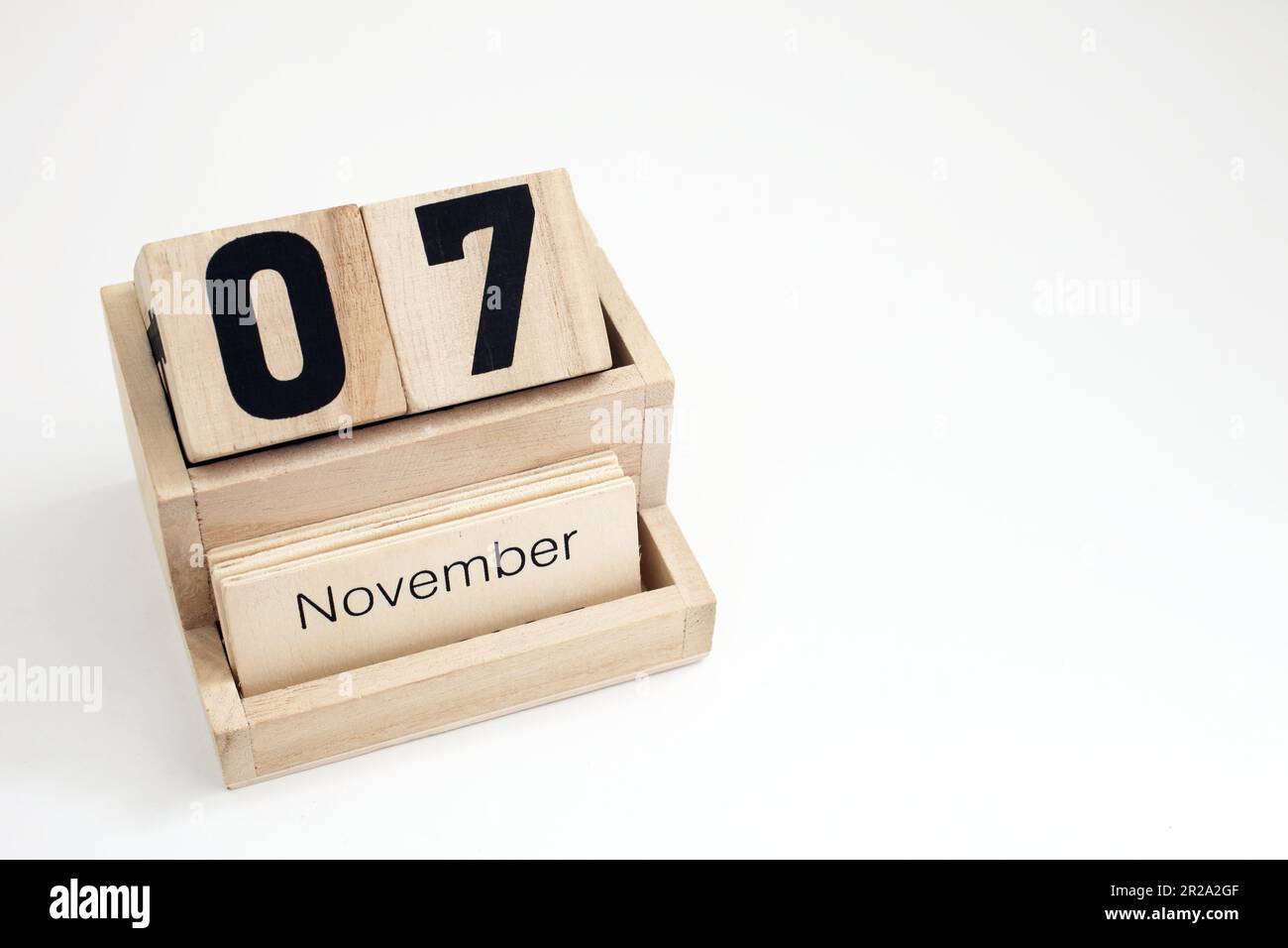 Wooden perpetual calendar showing the 7th of November Stock Photo - Alamy