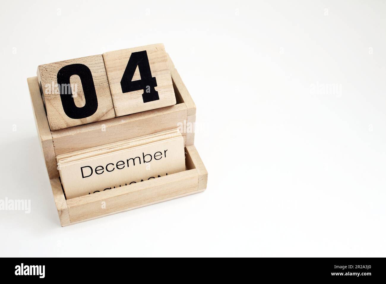Wooden perpetual calendar showing the 4th of December Stock Photo - Alamy