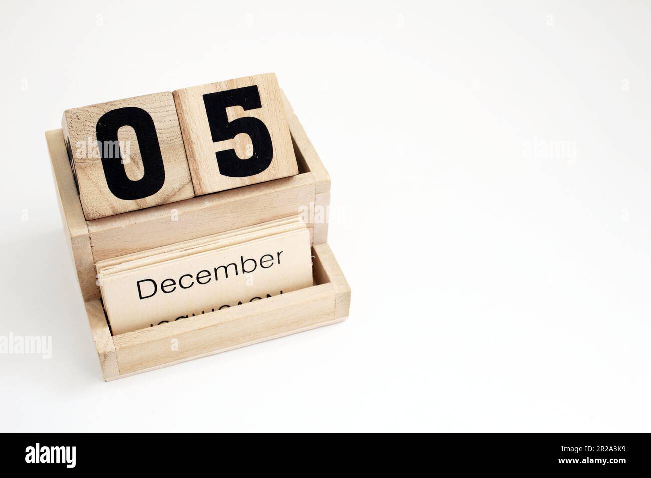 Wooden perpetual calendar showing the 5th of December Stock Photo - Alamy