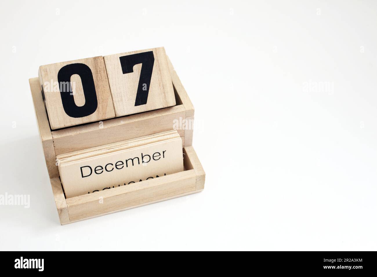 Wooden perpetual calendar showing the 7th of December Stock Photo - Alamy