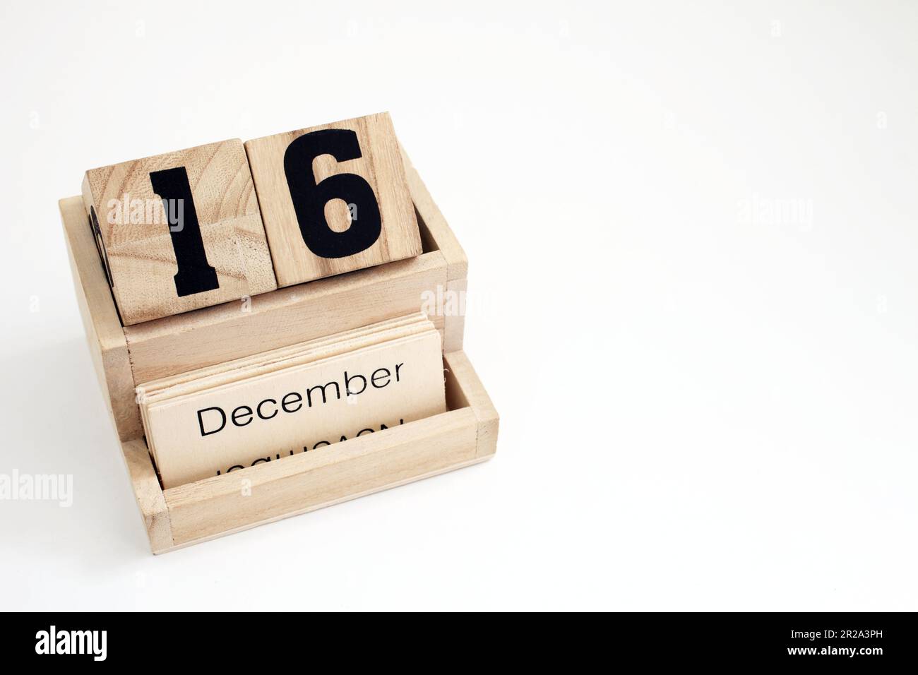 Wooden perpetual calendar showing the 16th of December Stock Photo - Alamy