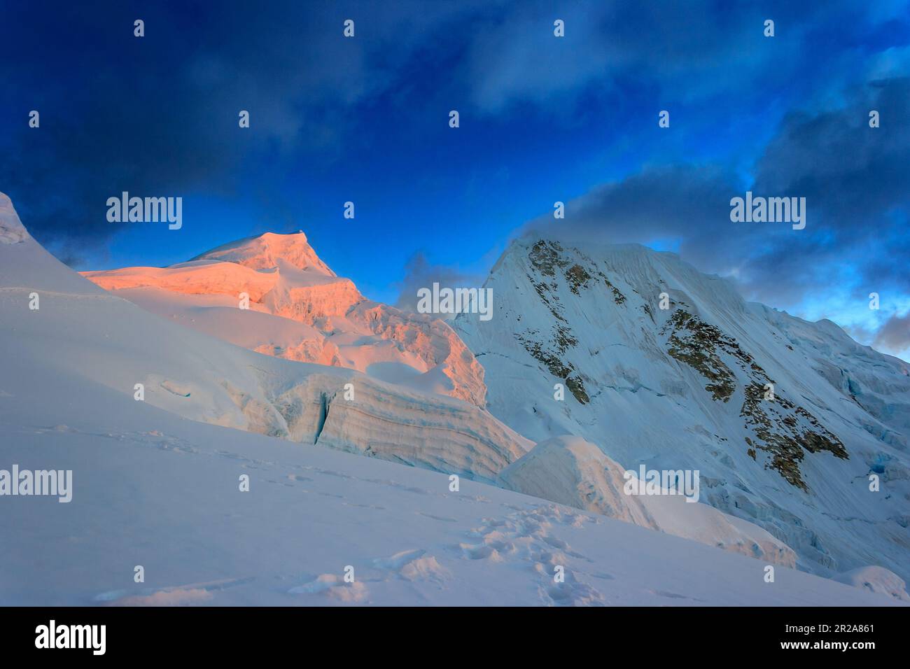 Nevado Quitaraju at sunrise (Cordillera Blanca - Perù Stock Photo - Alamy