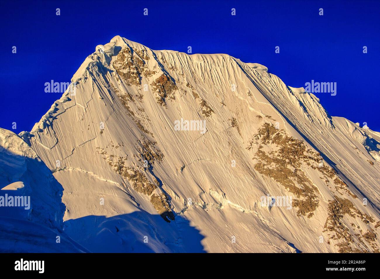 Nevado Quitaraju ridge in the morning (Cordillera Blanca - Perù Stock ...