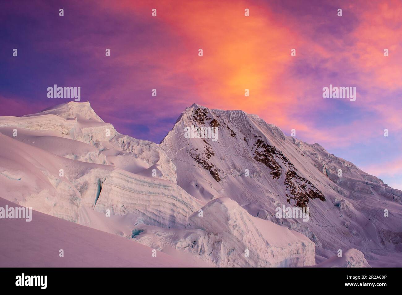 Mount huascarán peru avalanche hi-res stock photography and images - Alamy