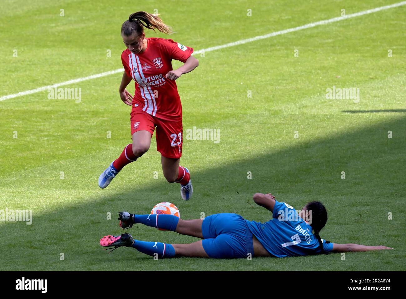 THE HAGUE - (l-r) Marit Auee of FC Twente, Naomi Pattiwael of PSV ...