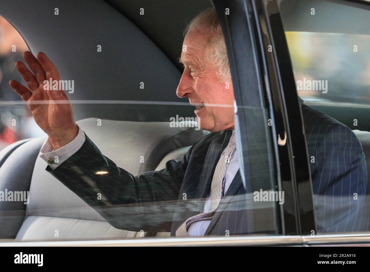 King charles iii waving hi-res stock photography and images - Alamy