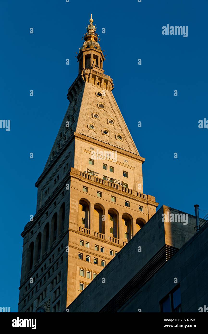 Metropolitan Life Insurance Company Tower in early morning light. The ...