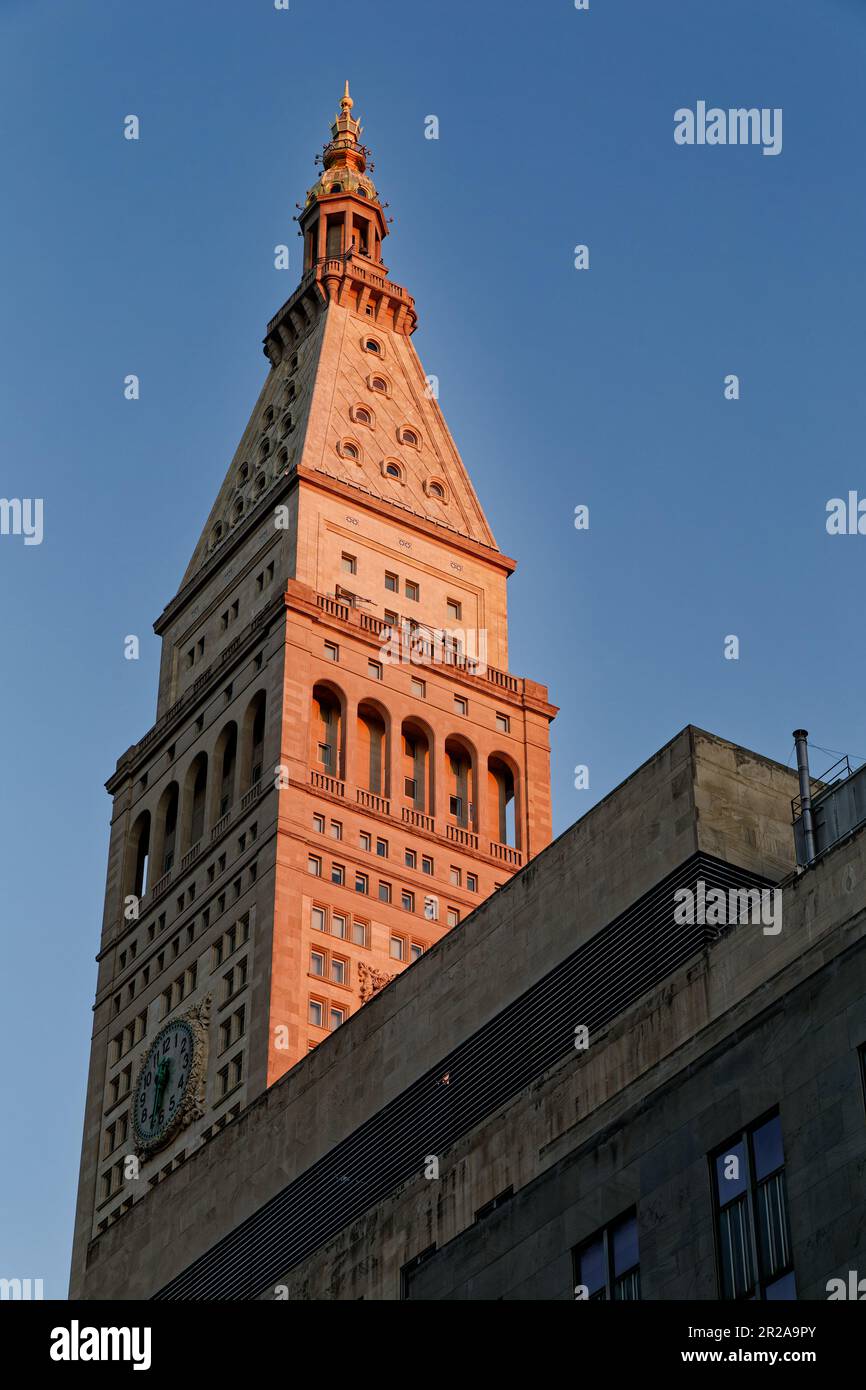 Metropolitan Life Insurance Company Tower in golden glow of dawn’s ...