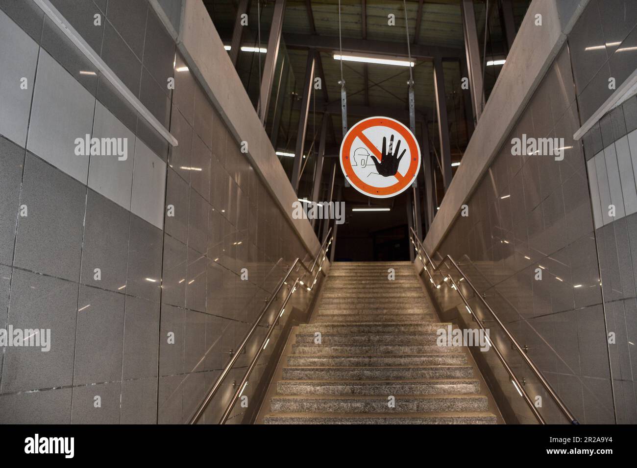 Villach, Bahnhof, Treppe, Bahnsteig, Aufgang, Betreten verboten, Halt ...