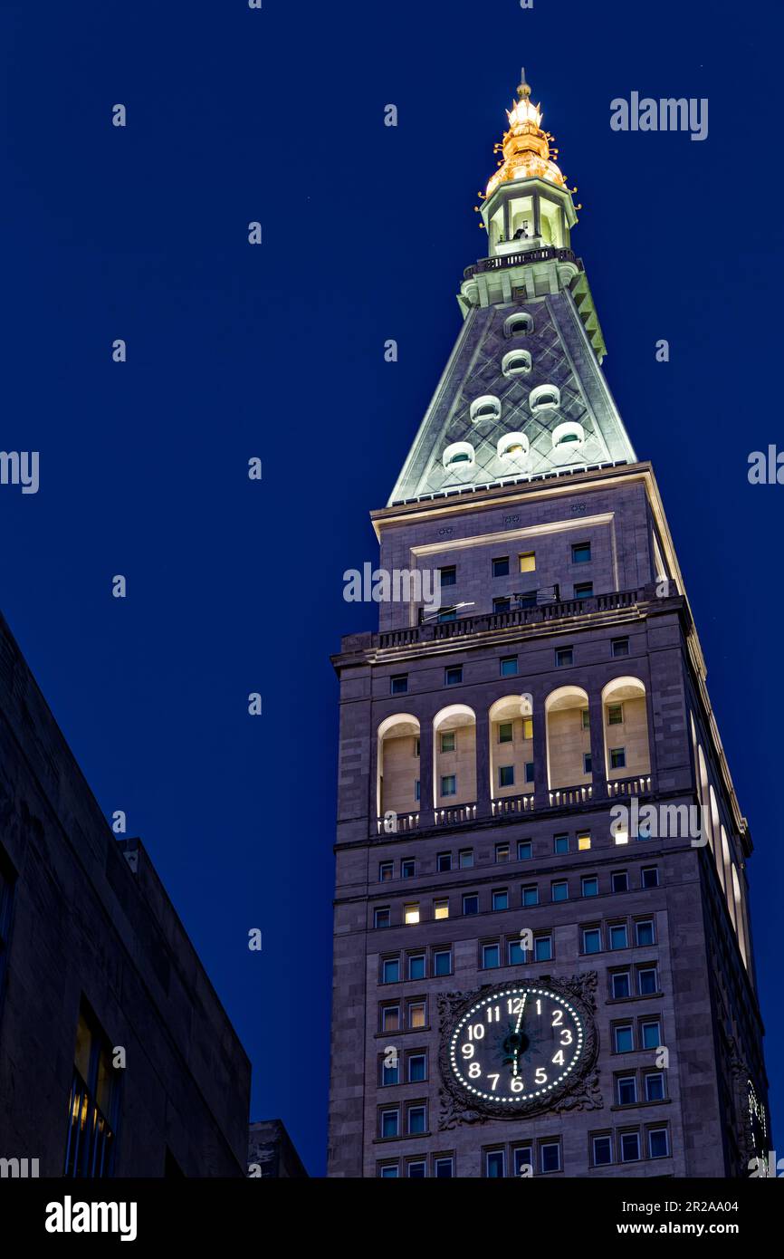 Metropolitan Life Insurance Company Tower, brightly lit. Archive photo ...