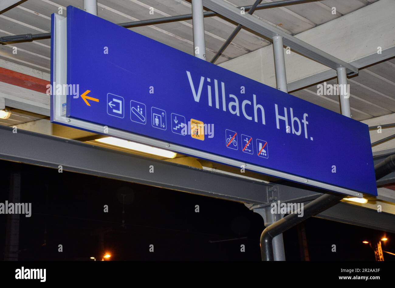 Villach, Bahnhof, Schild, Bildschirm, Uhr, Piktogramm, Symbol, Zeiger ...