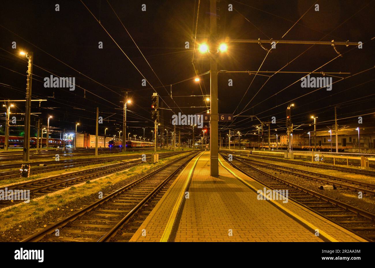 Villach, Bahnhof, Bahnsteig, Bahnsteige, Nacht, Hauptbahnhof, Gleis ...