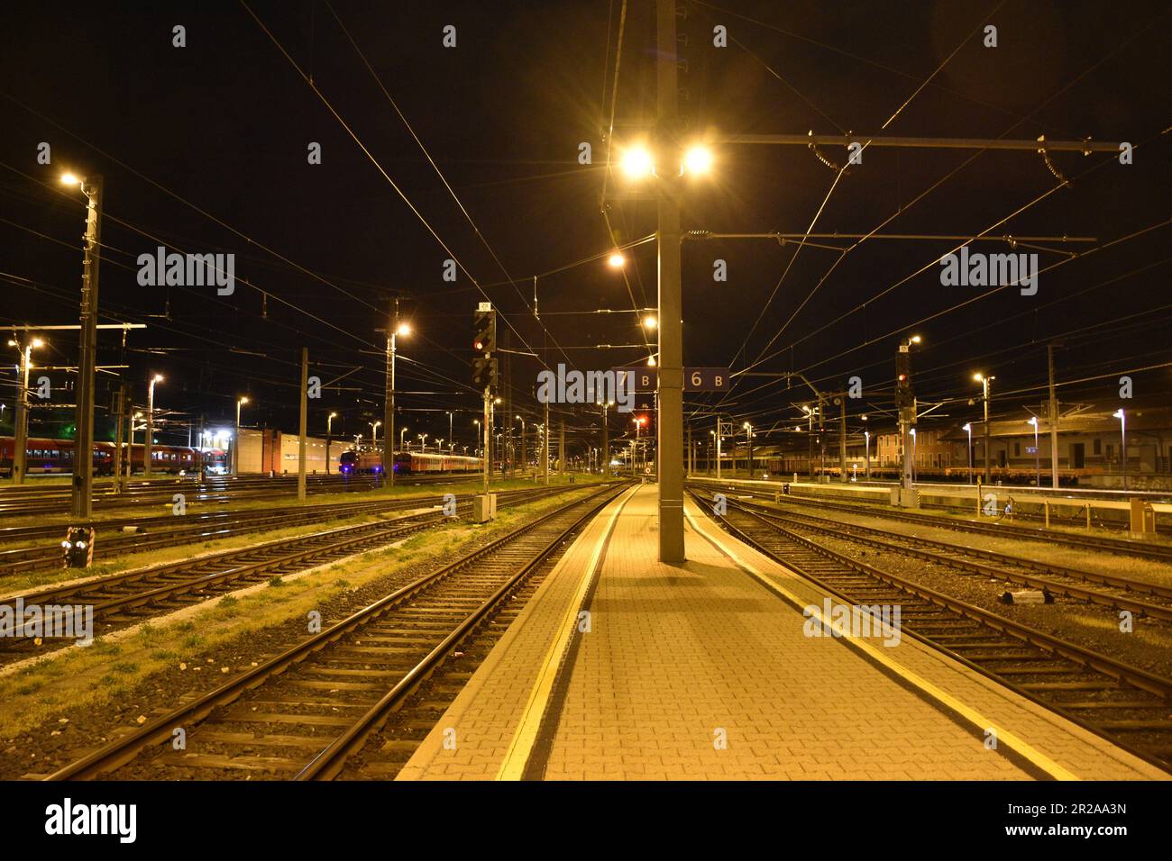 Villach, Bahnhof, Bahnsteig, Bahnsteige, Nacht, Hauptbahnhof, Gleis ...