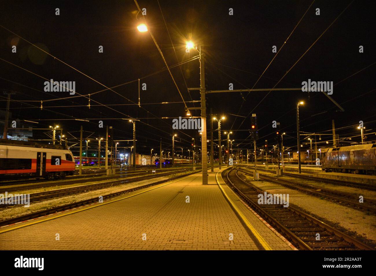 Villach, Bahnhof, Bahnsteig, Bahnsteige, Nacht, Hauptbahnhof, Gleis ...