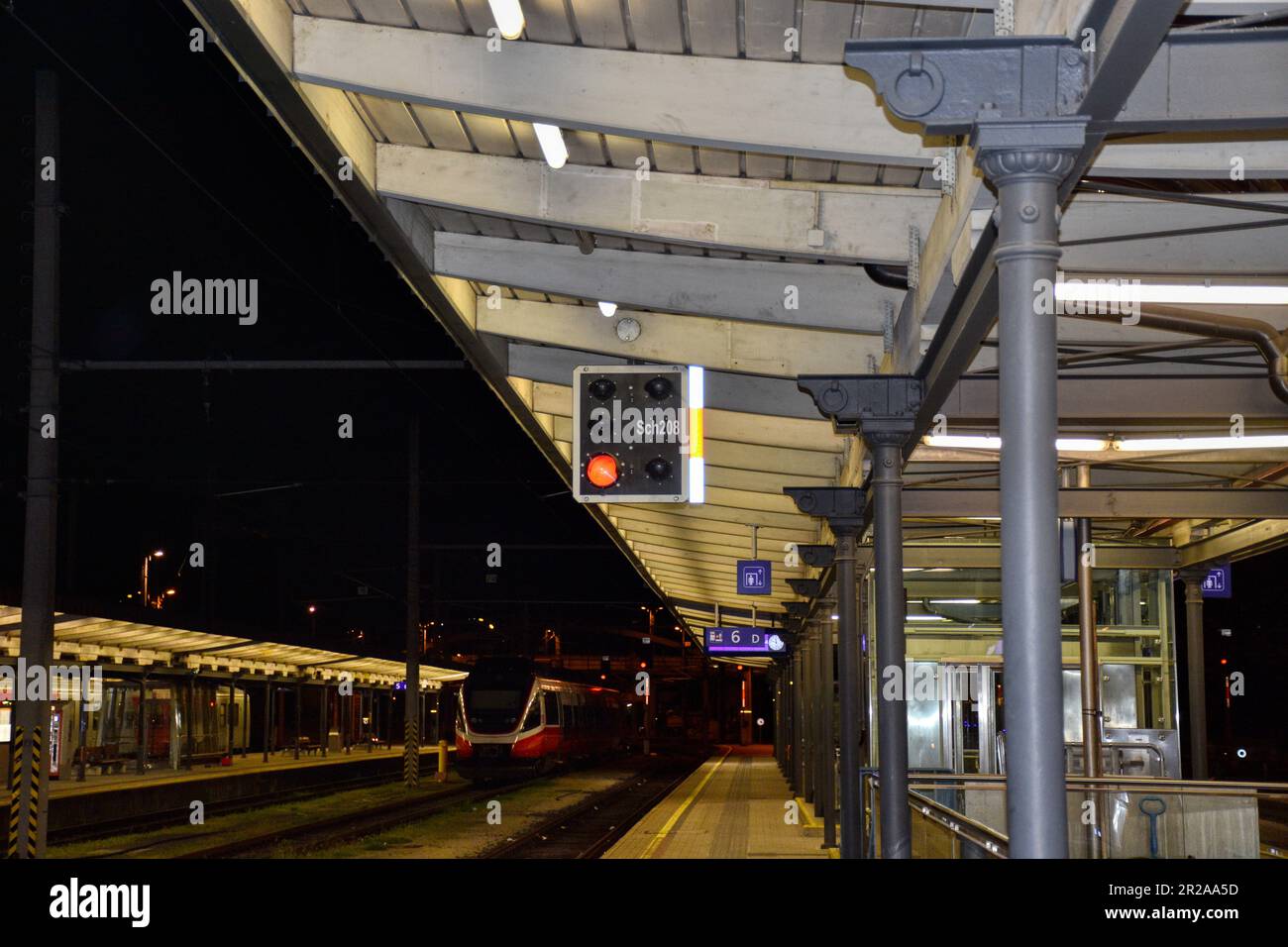 Villach, Bahnhof, Bahnsteig, Bahnsteige, Nacht, Hauptbahnhof, Gleis ...