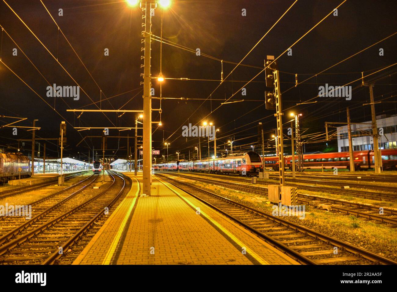Villach, Bahnhof, Bahnsteig, Bahnsteige, Nacht, Hauptbahnhof, Gleis ...
